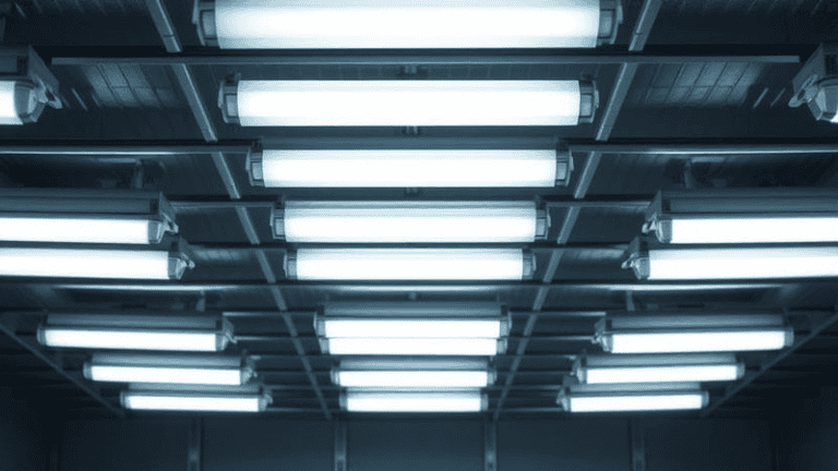 ¿Qué es la iluminación fluorescente y cómo funciona?